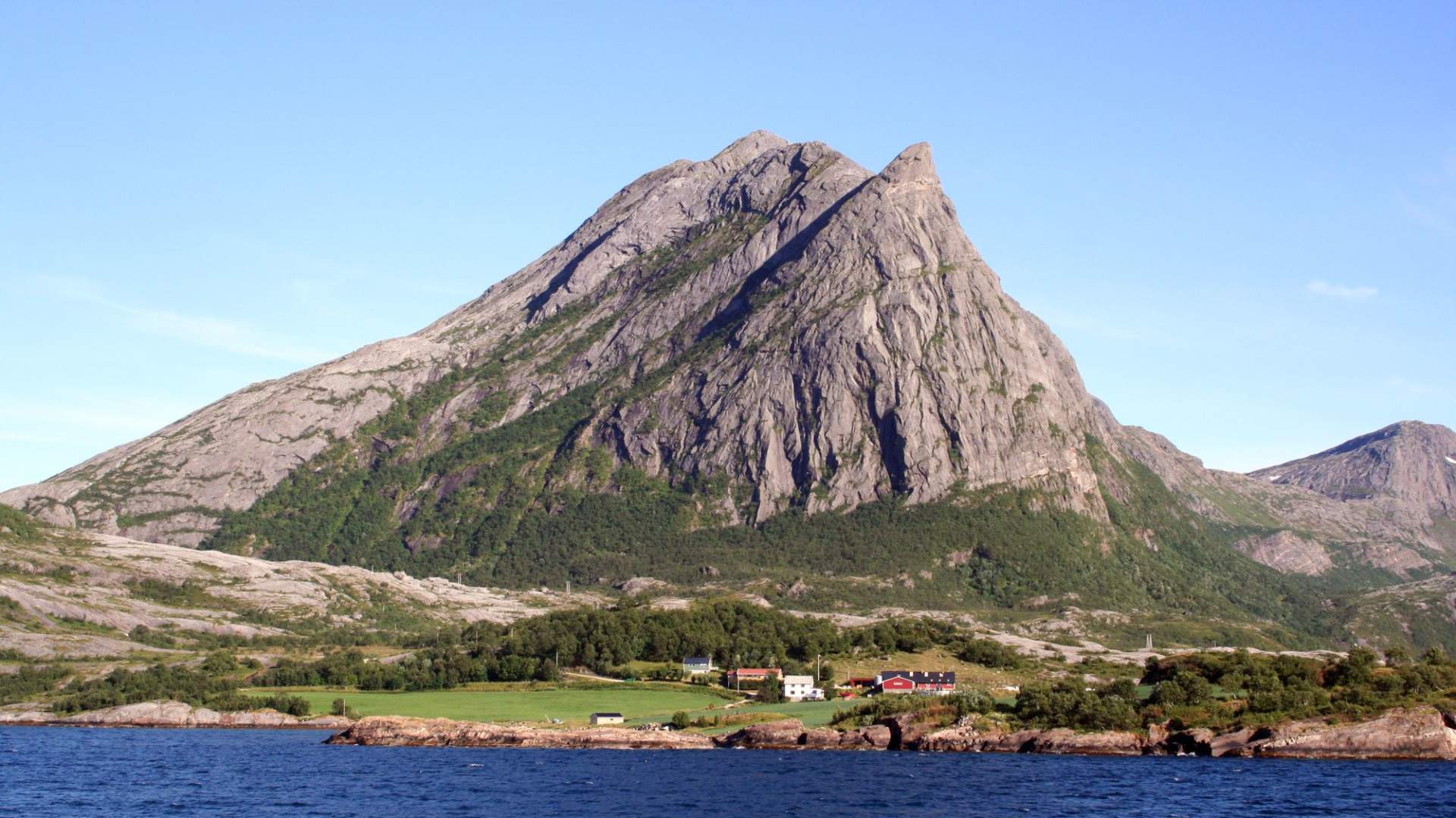 A.Hansen - a modern "trade post" | Grocery | Vågaholmen | Norway