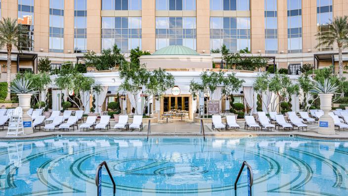 palazzo pool hours