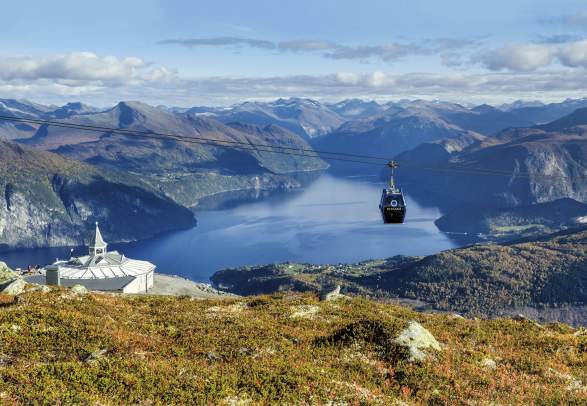 Planlegg turen til Ålesund og Sunnmøre – hvor fjell og fjord møter hav
