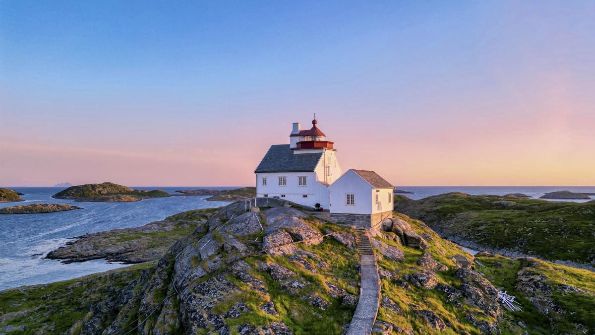 Overnatting mellom himmel og hav på Myken Fyr | Cottages & Holiday ...