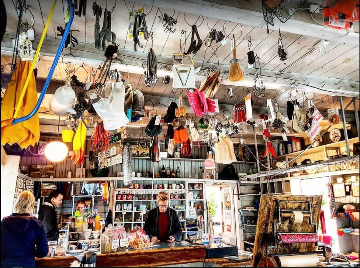 Gammelbutikken - The old merchants shop in Skrolsvik