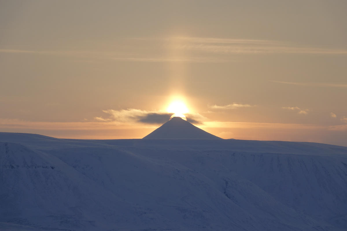 Longyearbyen Panorama i midnattssol - Hurtigruten Svalbard | Midnight ...