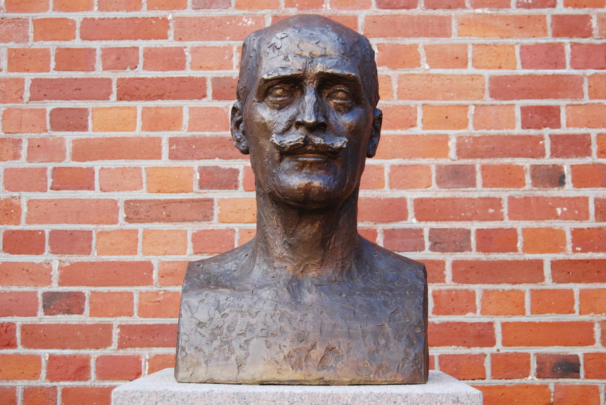 knut hamsun statue