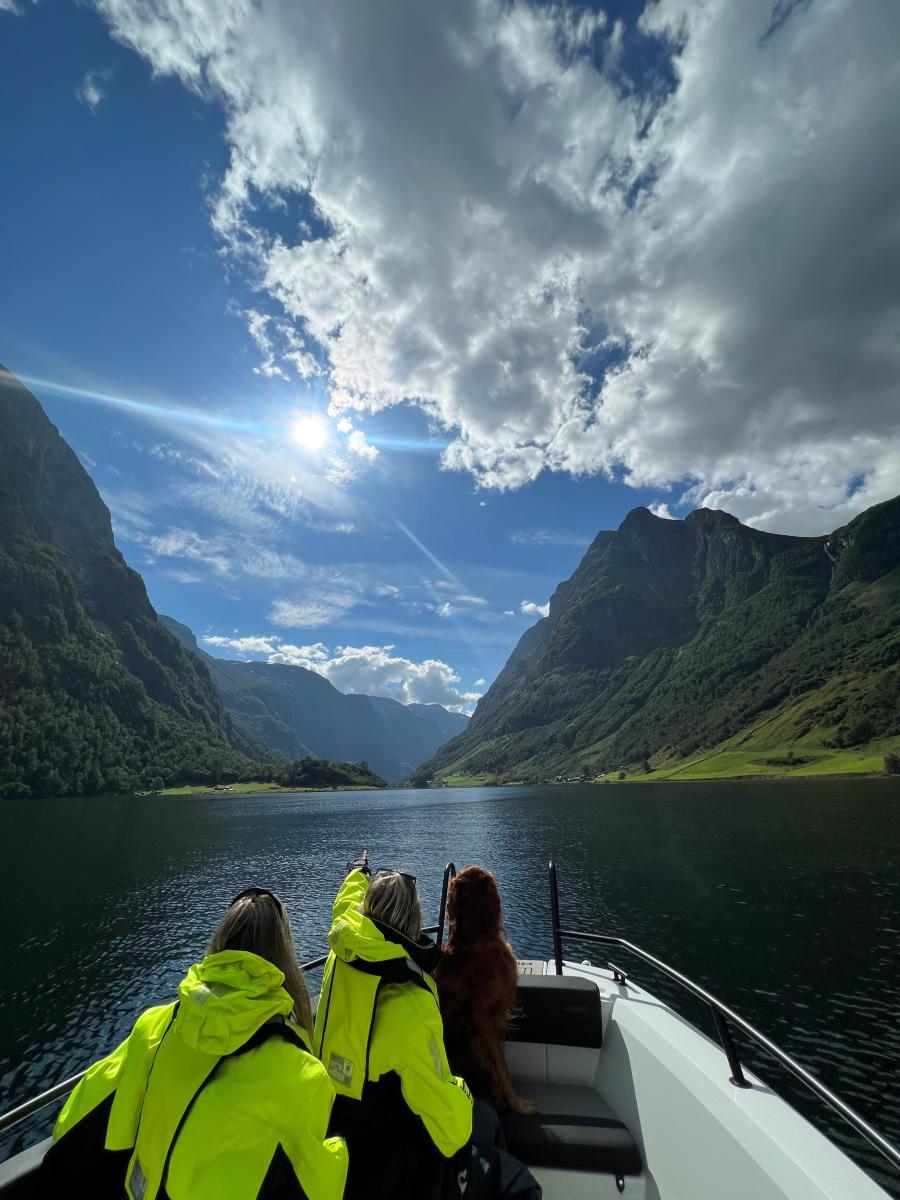Luster Fjordhytter - Boottour auf dem Lustrafjord | Sailing & Boat ...