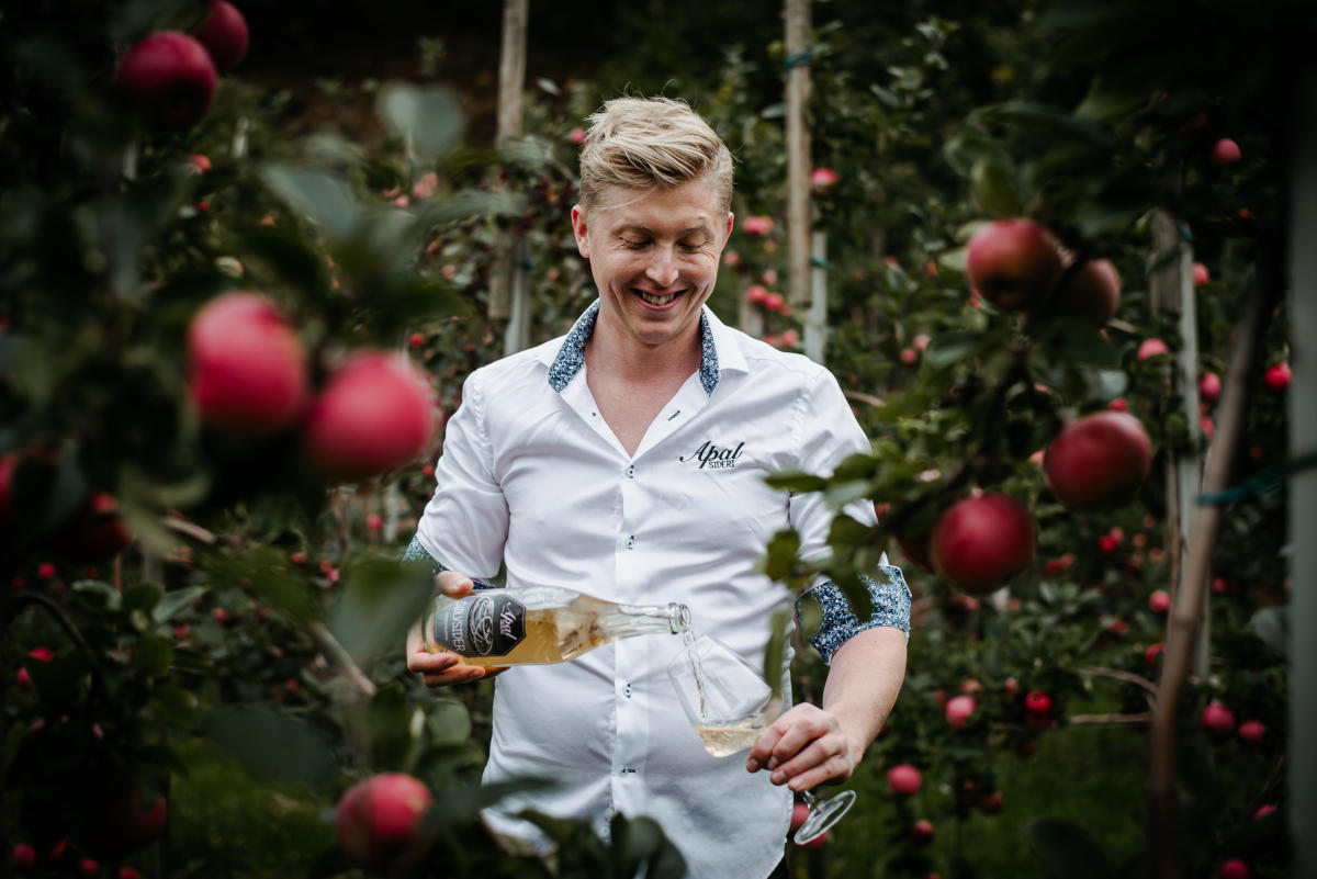 Die Verkostung von Apfel Cider und der Verkauf bei Apal Sideri in Hjelmeland | Grocery ...