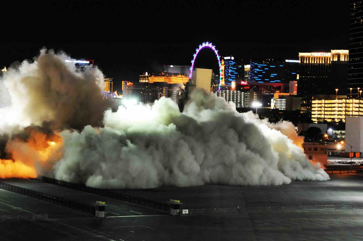 what's the difference between implosion and explosion