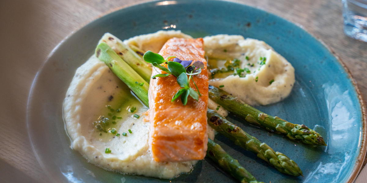 Grilled salmon, with mashed potatoes and asparagus | Recipe